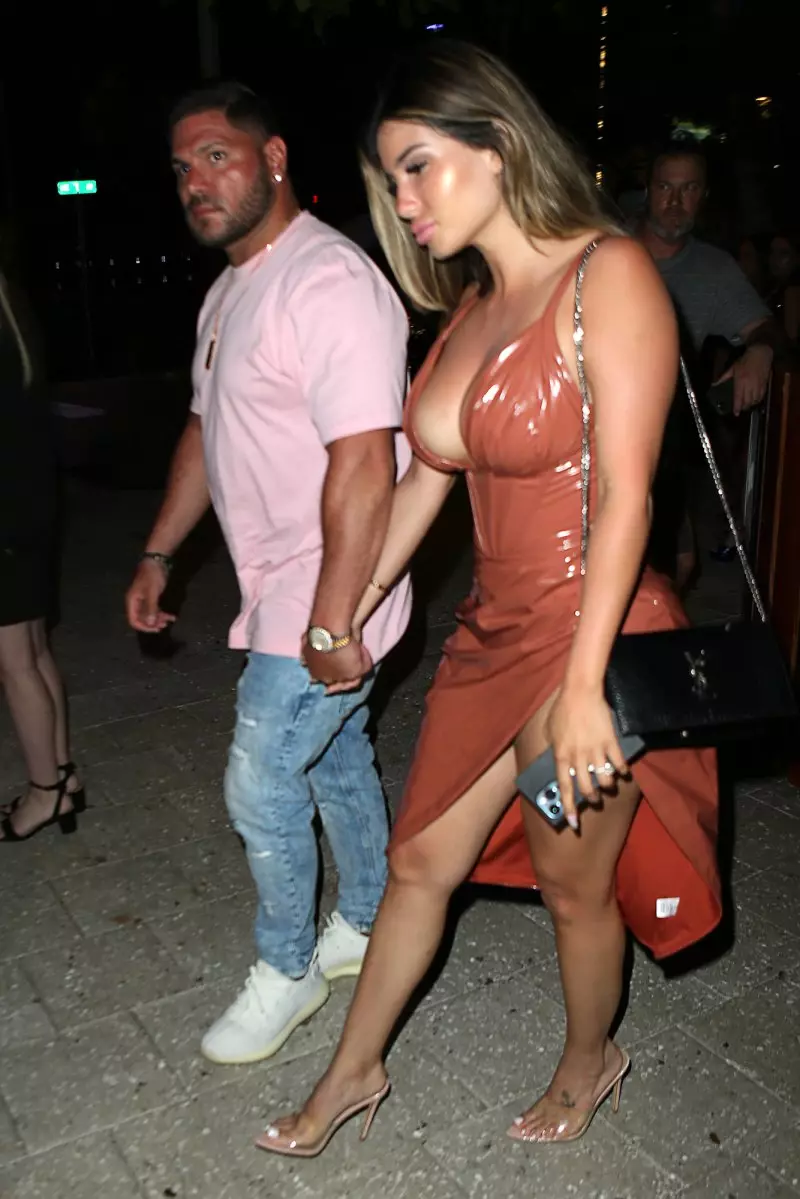 Ronnie Ortiz-Magro kaj Saffire Matos de Jersey Shore viditaj en Rare Date Night