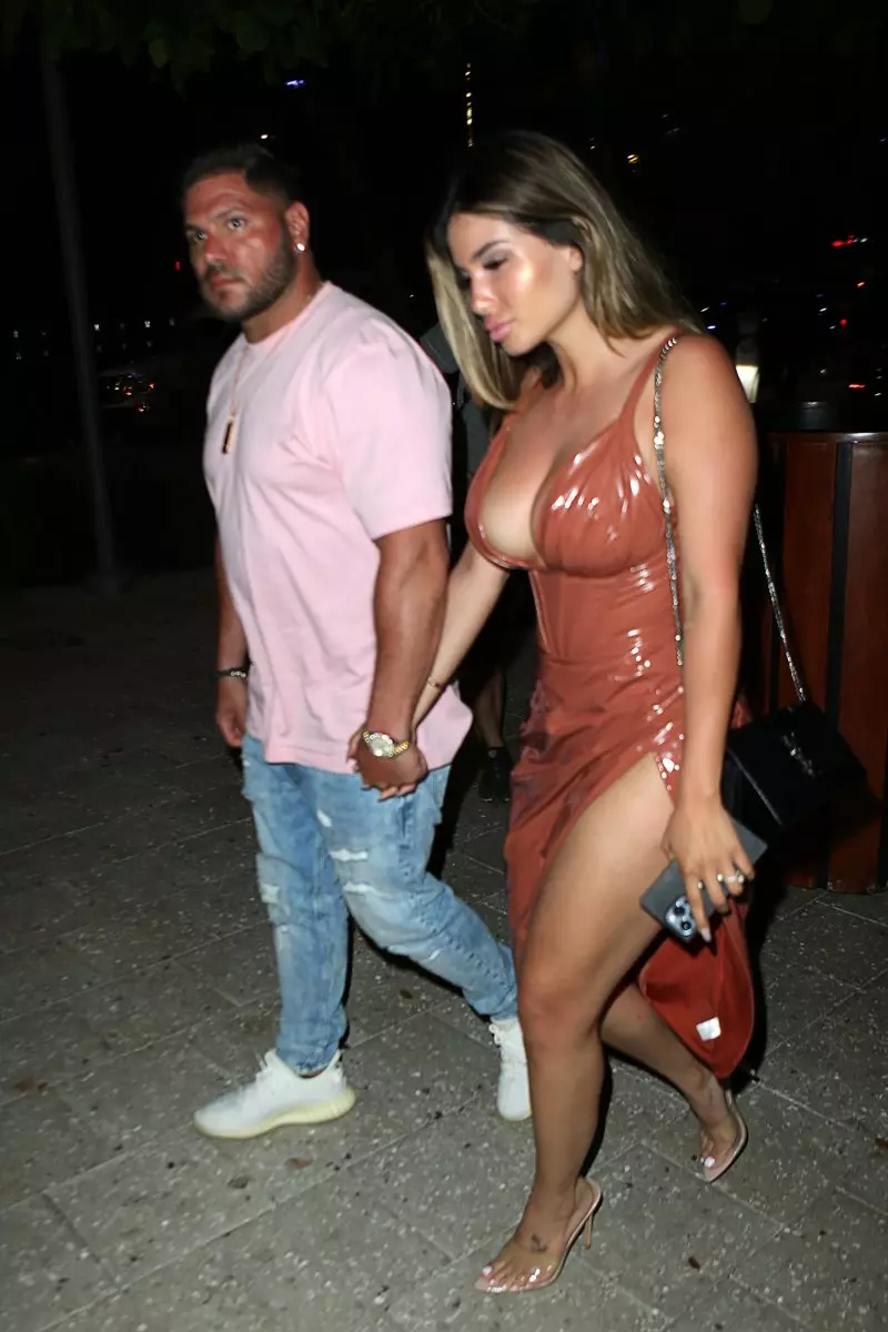 Ronnie Ortiz-Magro kaj Saffire Matos de Jersey Shore viditaj en Rare Date Night