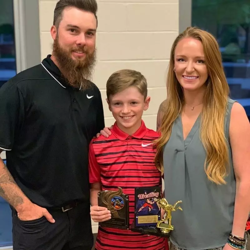 Maci Bookout සැමියා Taylor McKinney සහ පුත් Bentley Edwards සමඟ