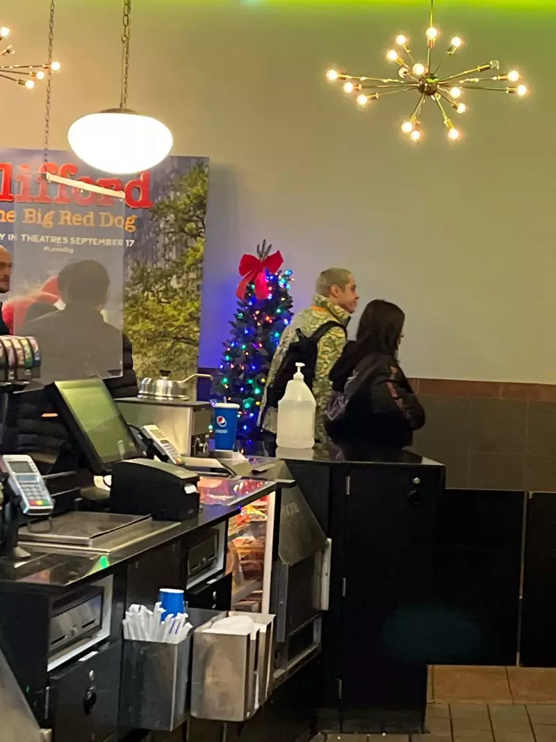 Pete Davidson und Kim Kardashian, um sich einen Film im Atrium in Staten Island anzusehen