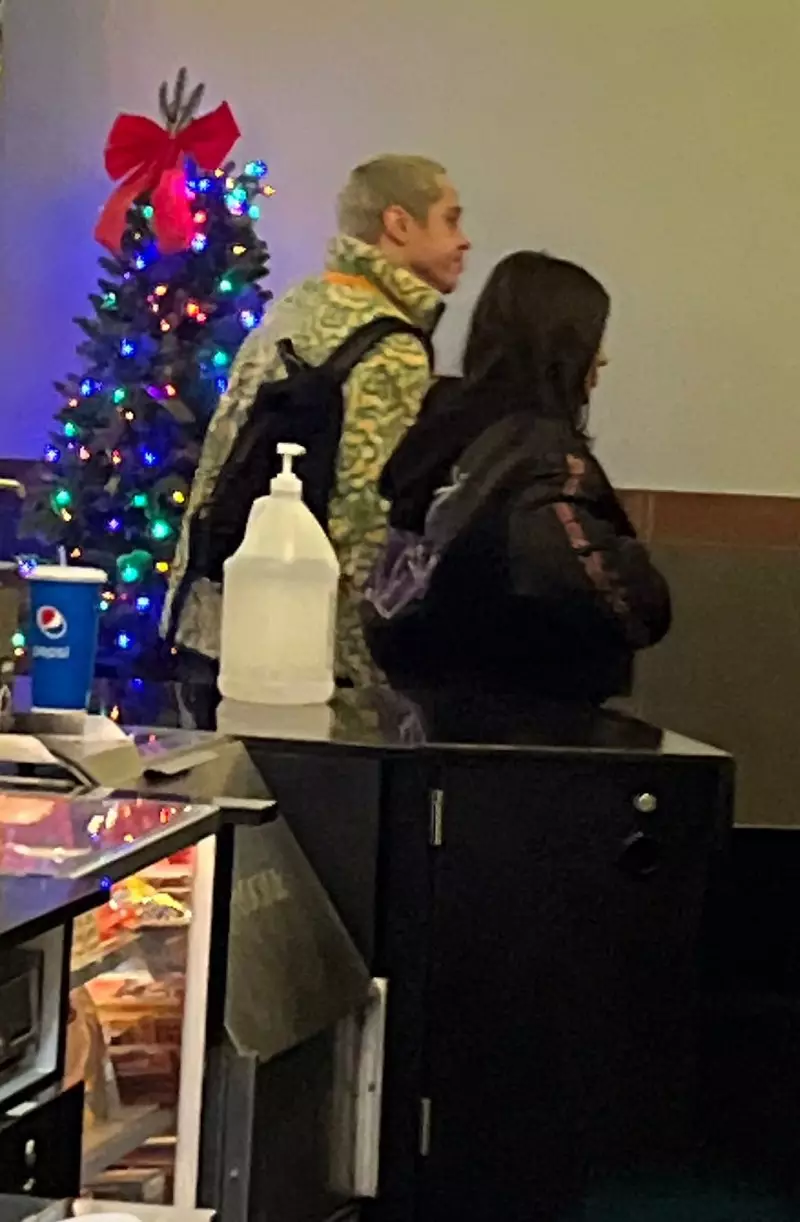 Pete Davidson ug Kim Kardashian sa pagtan-aw og salida sa Atrium sa Staten Island