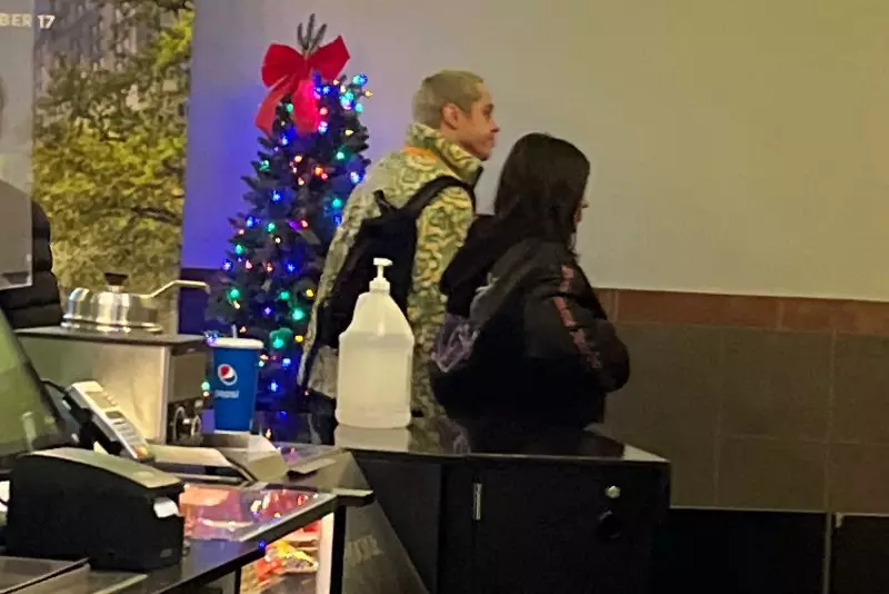 Pete Davidson und Kim Kardashian, um sich einen Film im Atrium in Staten Island anzusehen