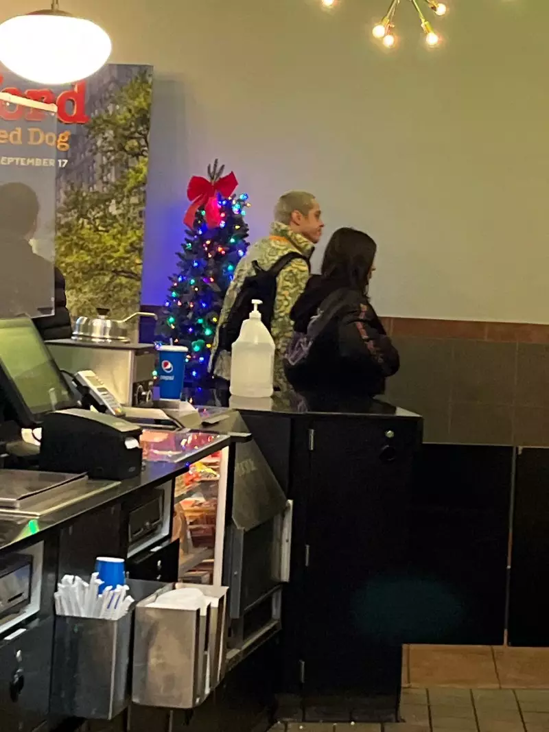 Pete Davidson und Kim Kardashian, um sich einen Film im Atrium in Staten Island anzusehen