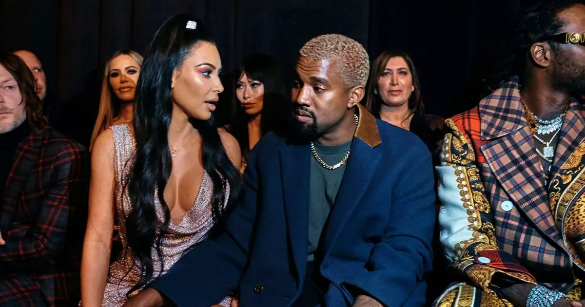 Kim Kardashian Yitwaye neza kuri 'Kanda Ibitero' bya Kanye West ku mbuga nkoranyambaga