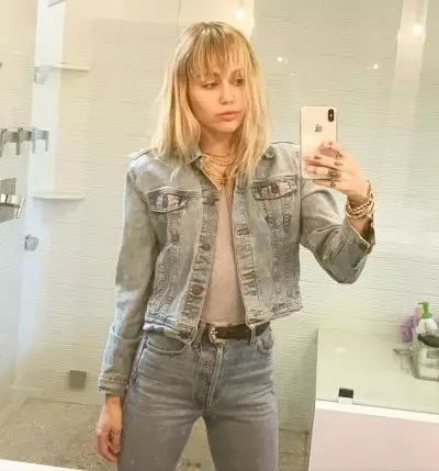 Miley Cyrus draacht in Jeansjack