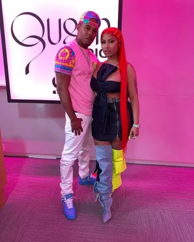 Kenneth Petty ใส่กางเกงยีนส์และเสื้อยืดกับ Nicki Minaj ในชุดสีดำ