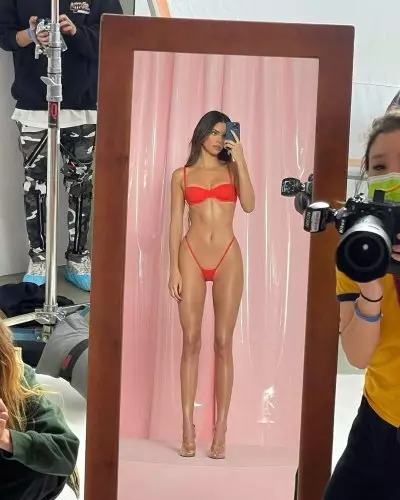 Kendall Jenner, acuzată de Photoshopping Skims Campaign Selfie: „Vă rugăm să nu vă comparați”