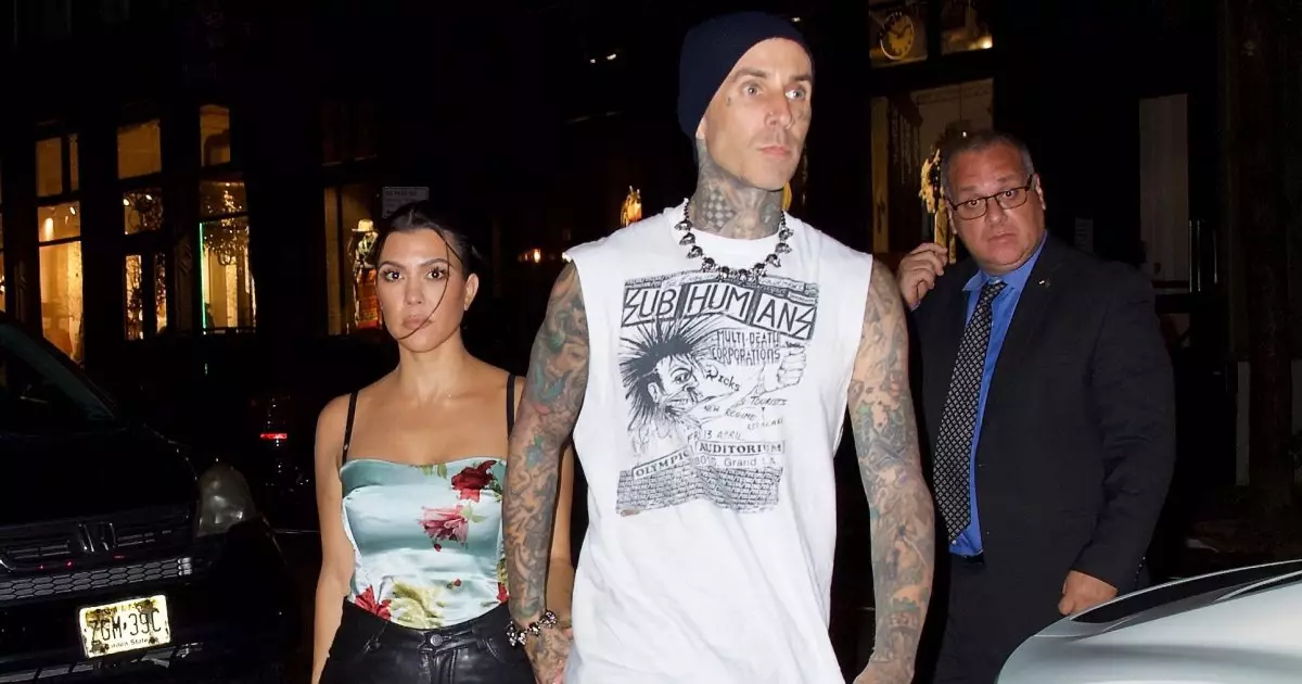 Kourtney Kardashian's Tattoos hauv New Travis Photo: Puas Yog Lawv Tiag?