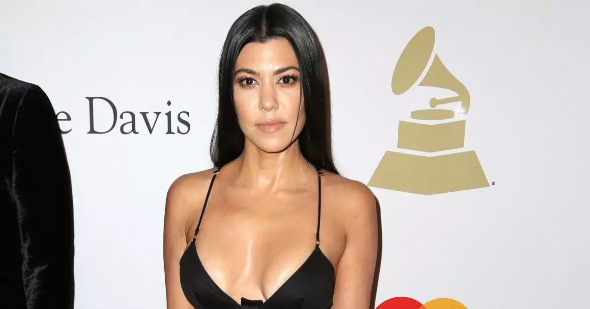 Kourtney Kardashian's Hottest Braless zoo li xyoo dhau los