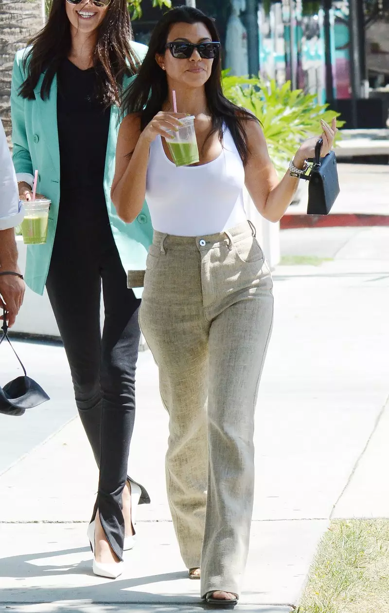 Kourtney Kardashian's Hottest Braless Zoo Tshaj Plaws Hauv Lub Xyoo: Saib Duab!