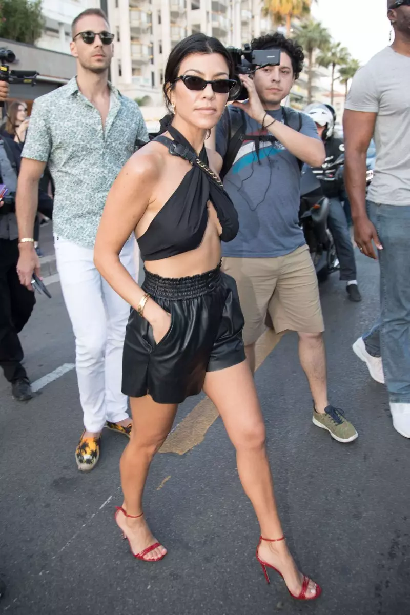 Kourtney Kardashian's Hottest Braless Zoo Tshaj Plaws Hauv Lub Xyoo: Saib Duab!