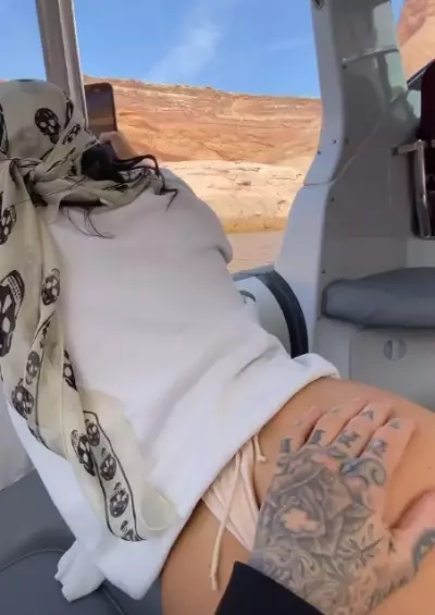 Kourtney Kardashian, គ្រាដ៏ចម្លែករបស់ Travis Barker's PDA: រូបថត Kourtney Butt
