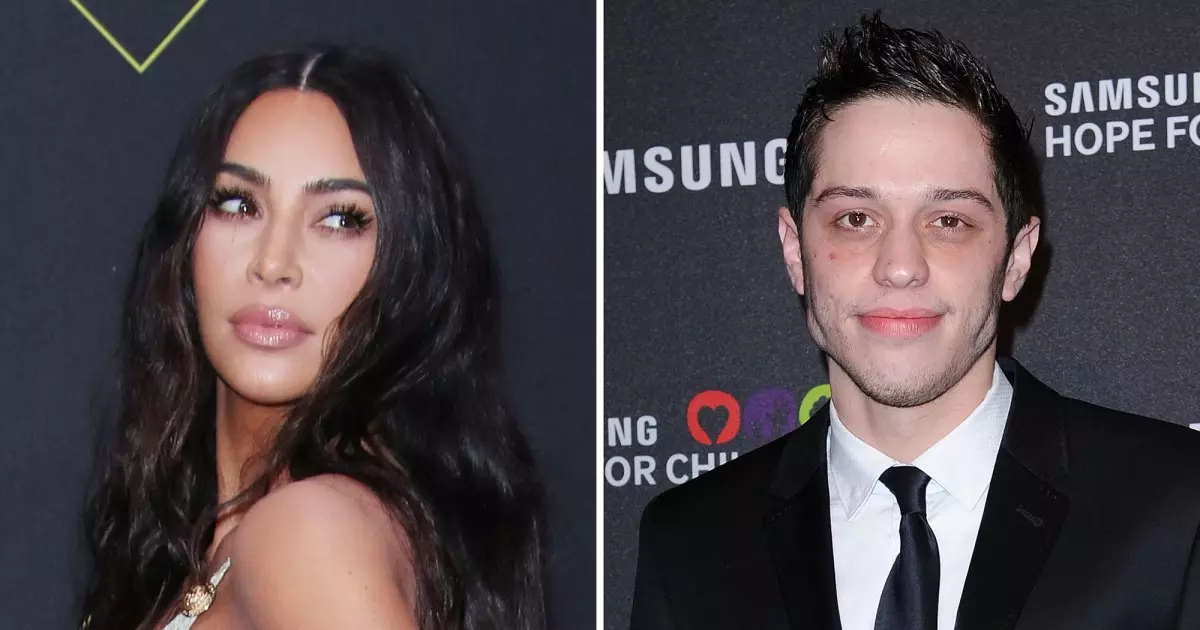 Kim Kardashian thiab Pete Davidson Tuav Tes, lees paub Romance: Duab