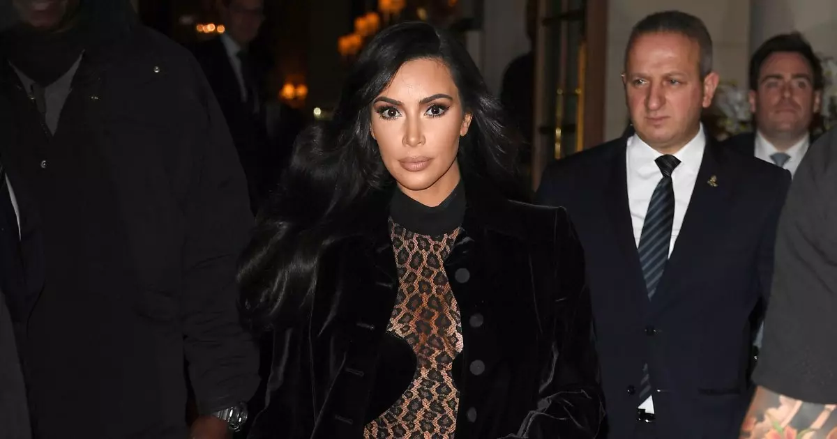 Si Kim Kardashian Naglingkod sa Katre nga Wala'y Itaas Taliwala sa Kanye West Drama: Litrato