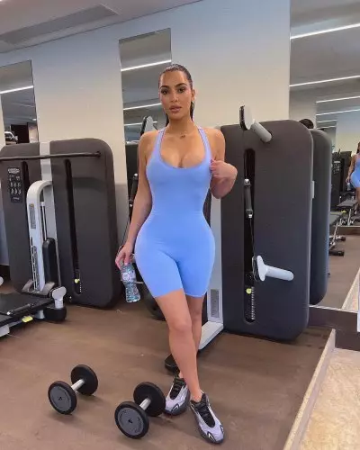 Kim Kardashian hâldt har 'kin omheech' te midden fan Ye-drama, toant curvy figuer yn 'e gym