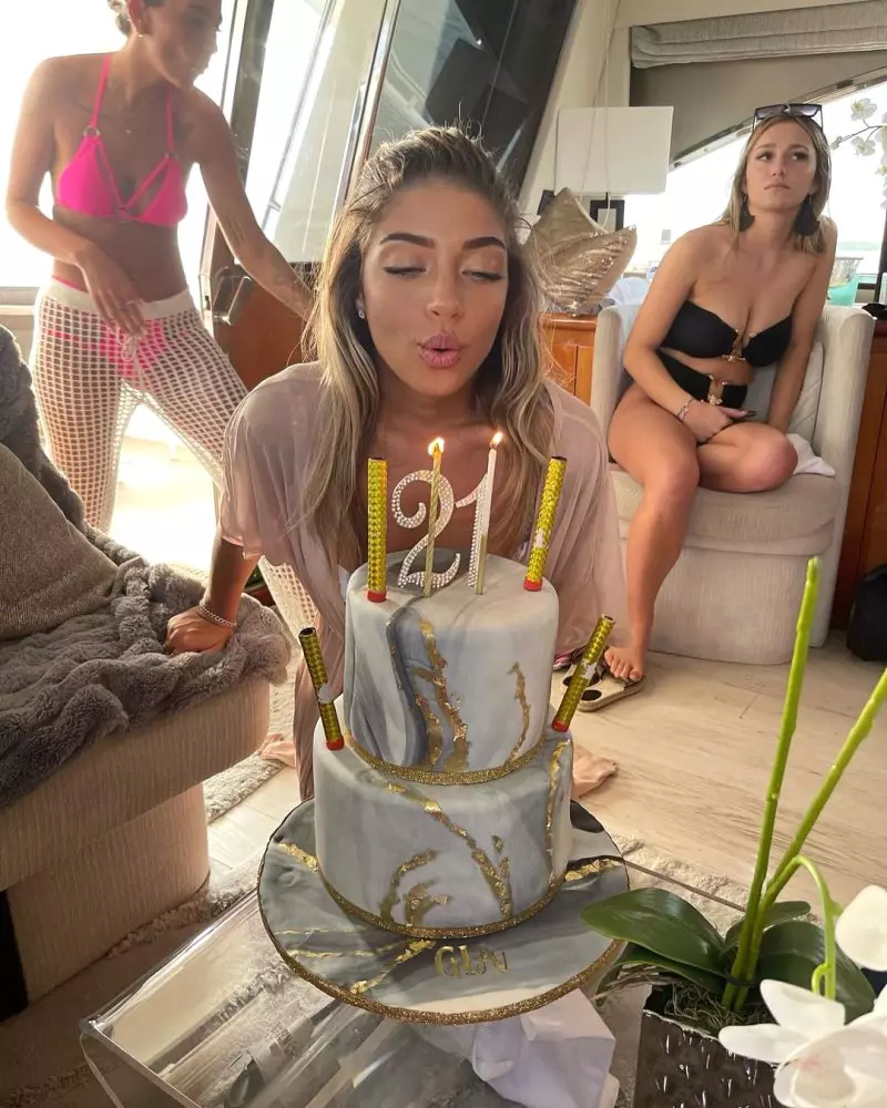 Gia Giudice celebra o seu 21 aniversario coa nai Teresa Giudice e os seus amigos en Miami