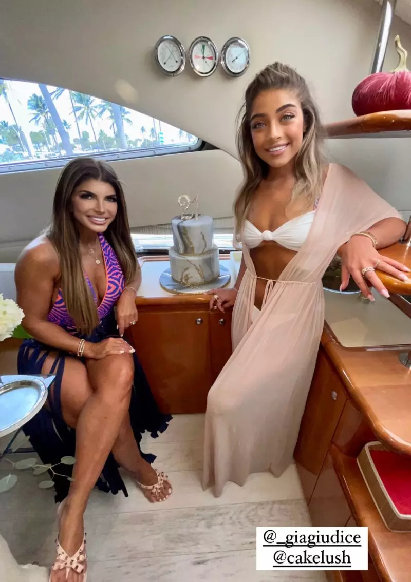 Gia Giudice celebra el 21è aniversari amb la mare Teresa Giudice i els seus amics a Miami