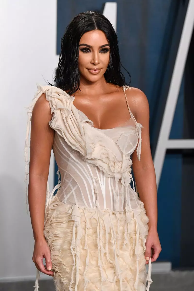 UKim Kardashian Wenza Ucansi Esidlangalaleni