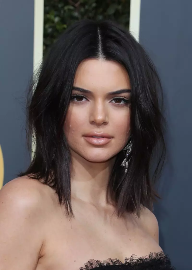 Wala Gi-edit ug Walay Filter nga mga Litrato sa Kardashian-Jenner Women: Kendall, Khloe ug Daghan pa