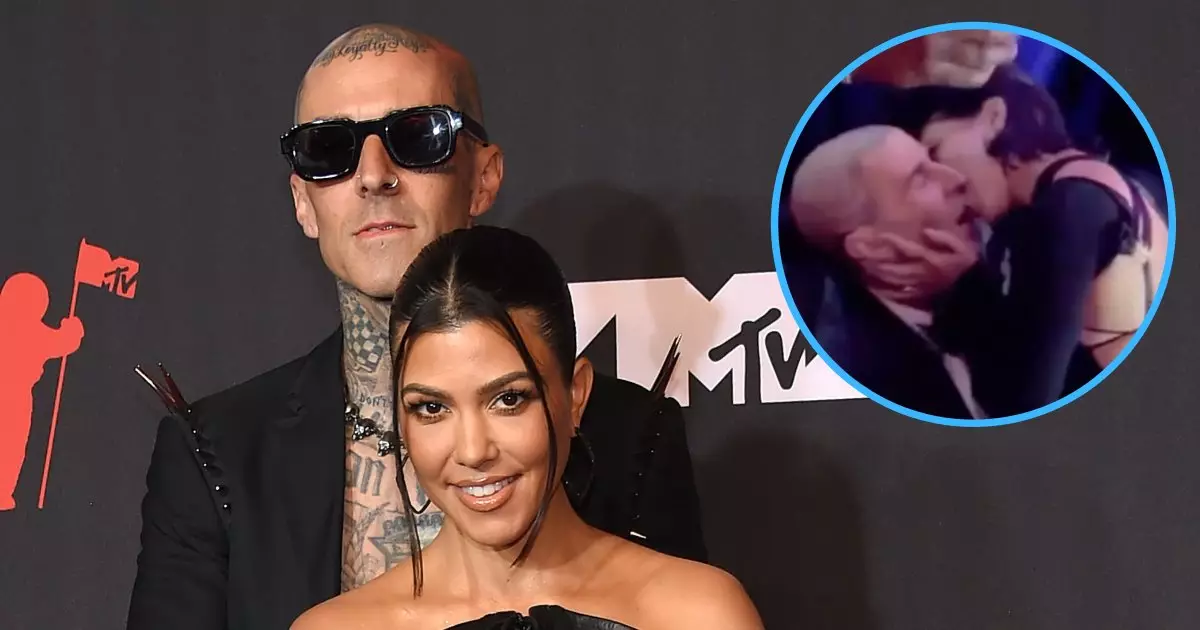 PDA-waarschuwing: Kourtney Kardashian geeft Travis Barker een stomende lapdance