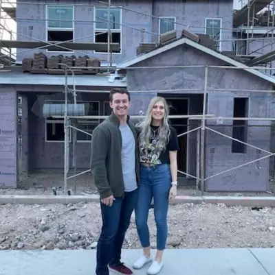 La estrella de Sister Wives, Janelle Brown, visita a su hijo Logan, su prometido, Michelle en Las Vegas en medio de la construcción de su casa