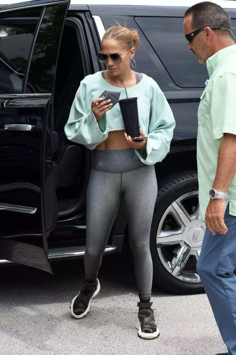 Jennifer Lopez Nganggo Crop Top di Miami, Ben Affleck Tetep di L.A. 3