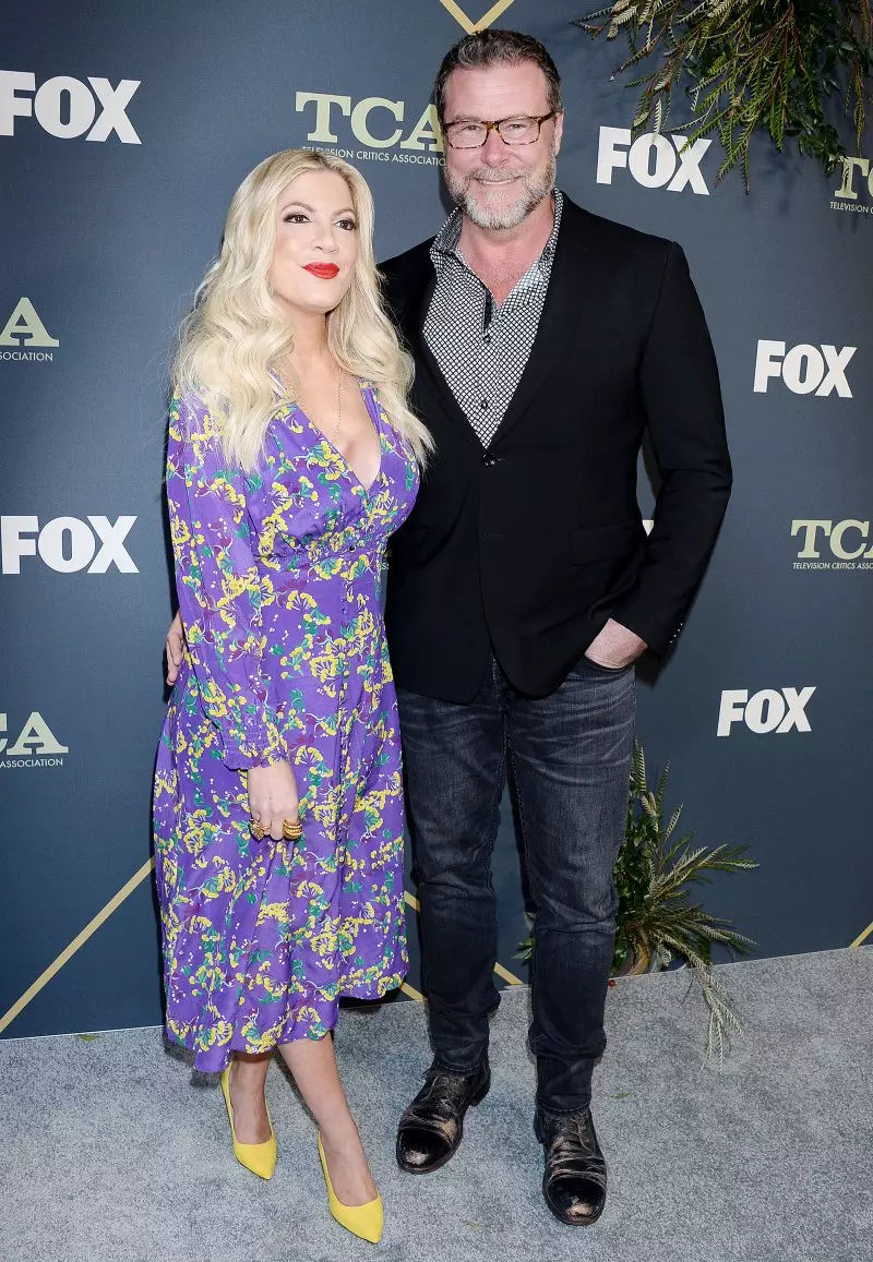 Tori Yazım Dean McDermott ile Mor Bir Elbise Giyen Takım Elbiseli