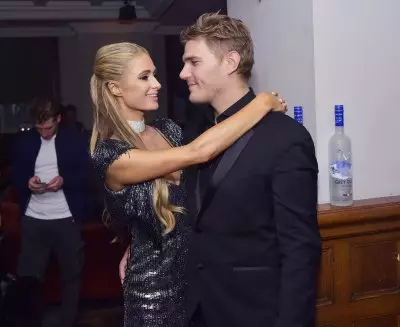 Paris Hilton yn swart mei Chris Zylka