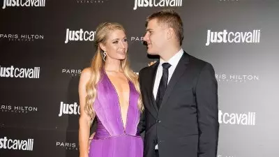 Paris Hilton Anajibu Fununu za Machine Gun Kelly za Kuchumbiana 'Sisi ni Marafiki Tu'