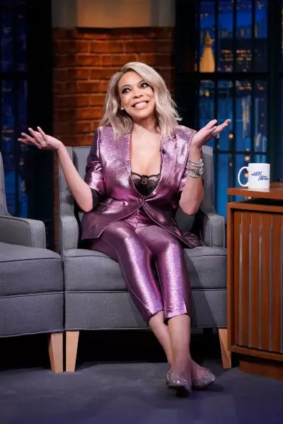 Wendy Williams îmbrăcată în violet cu Seth Myers