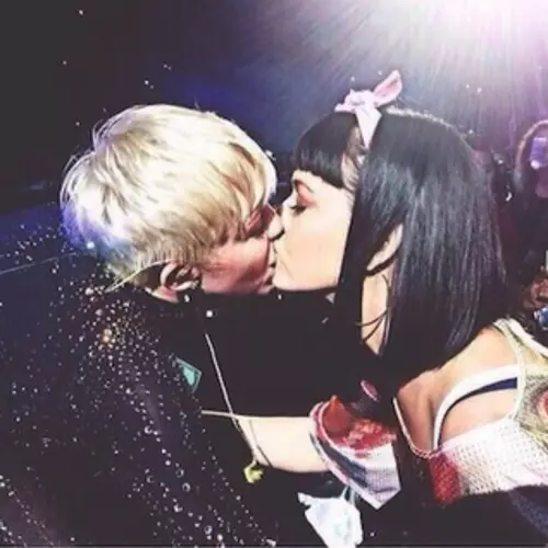 miley-cyrus-katy-perry-kiss