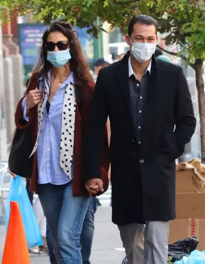 Katie Holmes och nya pojkvännen Emilio Vitolo visar handdatorn när de är ute på promenad i NYC