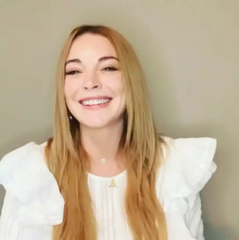 Lindsay Lohan Radios Dum Ŝi Antaŭenigas Ŝian Novan Unuopaĵon Reen al Mi