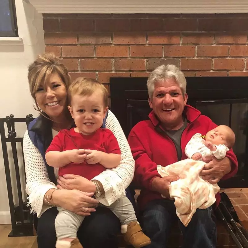 Matt dan Caryn Mengambil Foto Keluarga Dengan Jackson dan Lilah Roloff