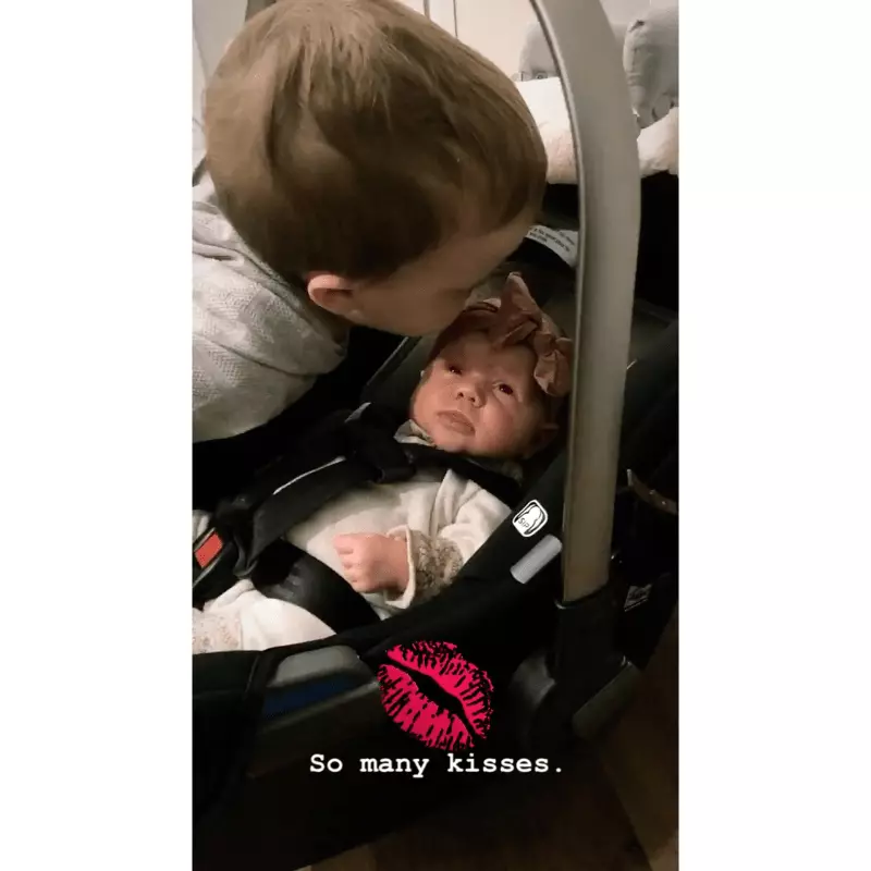 Jackson Roloff Kisses Baby Sestra Lilah Ray Na Její Hlavu