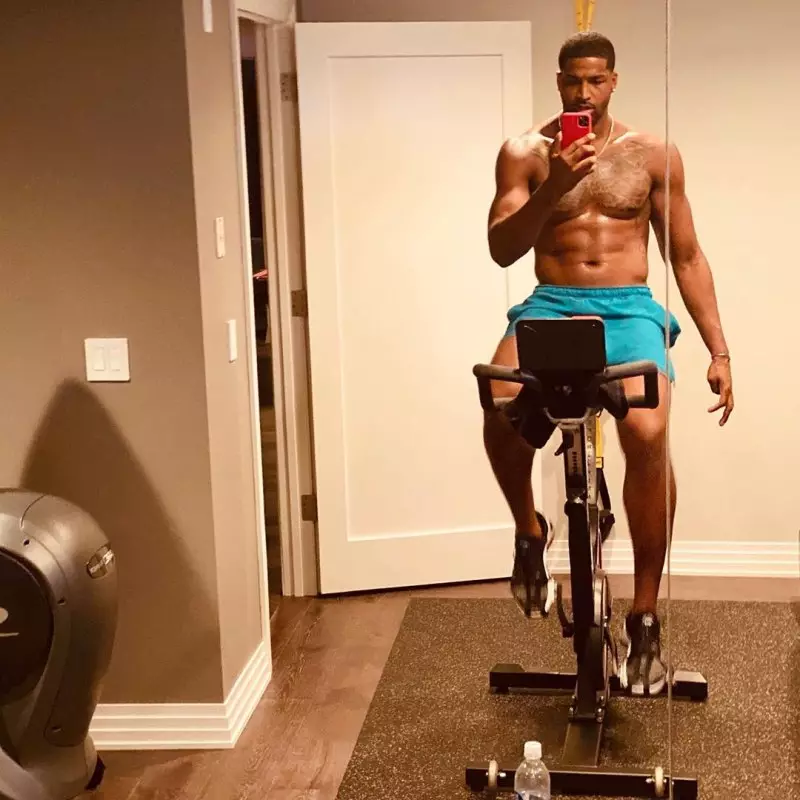 Tristan Thompson tekur Mirror Selfie skyrtulaus á æfingahjóli í bláum stuttbuxum