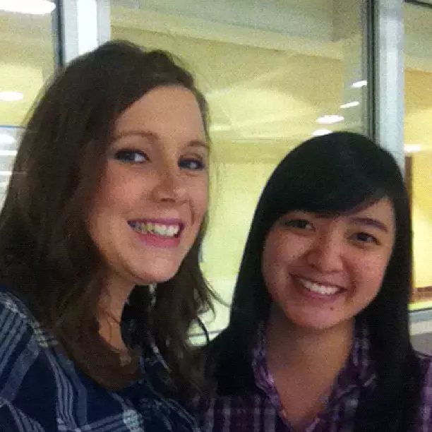 Anna Duggar es fa una selfie amb Jennifer Hartono