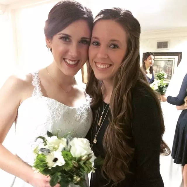 Jill Duggar somriu amb Rachel Tuuk al seu casament