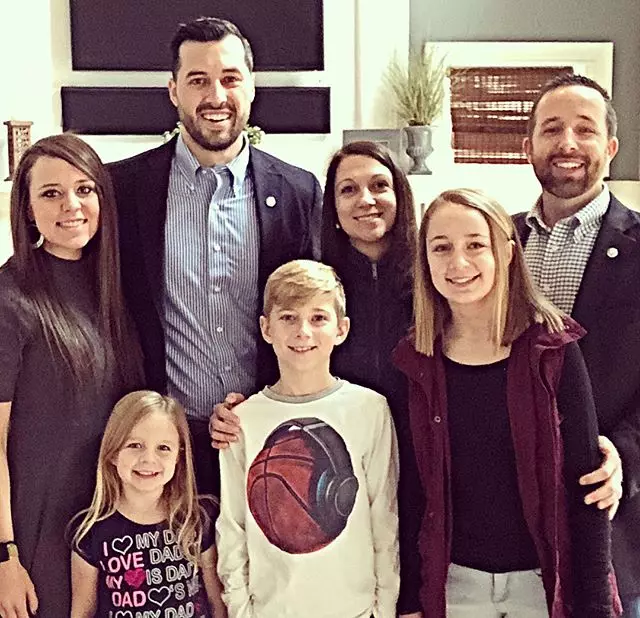 Jinger i Jeremy Duggar posen amb Josh Buice i la seva família