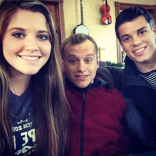 Joy-Anna i Josiah Duggar es fan una selfie amb Lawson Bates