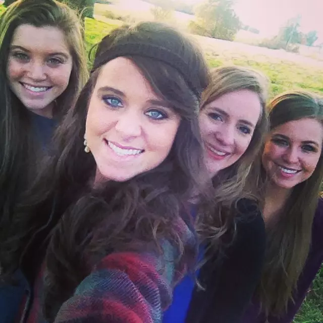 Jinger Duggar Fes-te Selfie amb Joy, Mandie Query i Jana