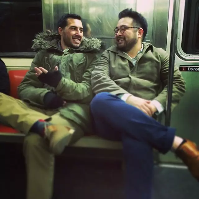 Jeremy Vuolo און James Song טראָגן מאַנטל ווען זיי זיצן אויף NYC ונטערבאַן