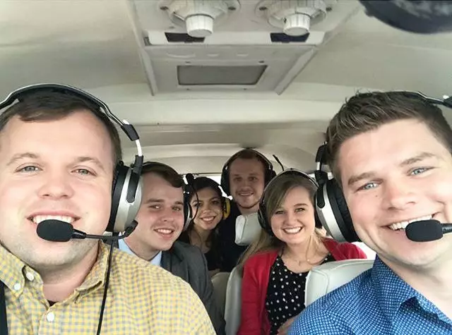 Nathan Bates i John David Duggar nose slušalice u avionu s Joeom, Kendrom, Josiahom i Lauren Duggar