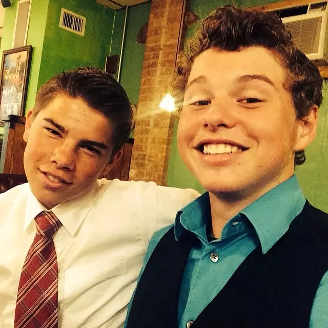 Jeremiah Duggar somriu amb Trace Bates