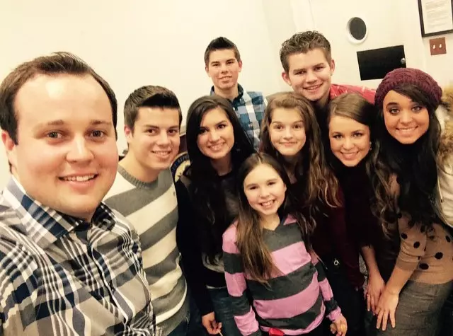 UJosh Duggar uthatha iSelfie kunye noJana, uJinger kunye noBates Siblings