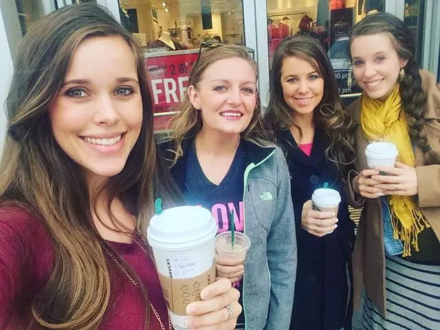 Jessa Duggar kofe içýär we Sierra Jo Dominguez, Jana we Jill bilen surata düşýär