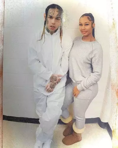 Tekashi69's Girlfriend Jade Kongsi Foto Baharu Dari Belakang Bar