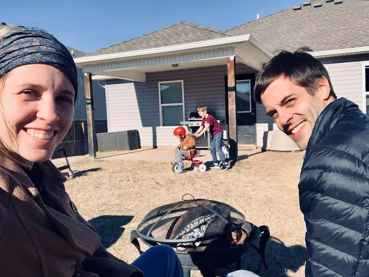 Dins de l'encantadora casa d'Alum Jill Duggar amb el seu marit Derick Dillard: feu un recorregut