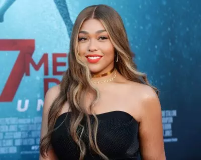 Jordyn Woods Qhib Rau Nws Tus Kheej Kev Ua Yeeb Yam