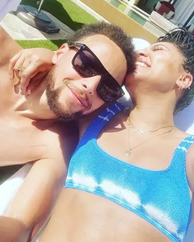 Ayesha Curry vilki mėlyną maudymosi kostiumėlį su Stephenu Curry